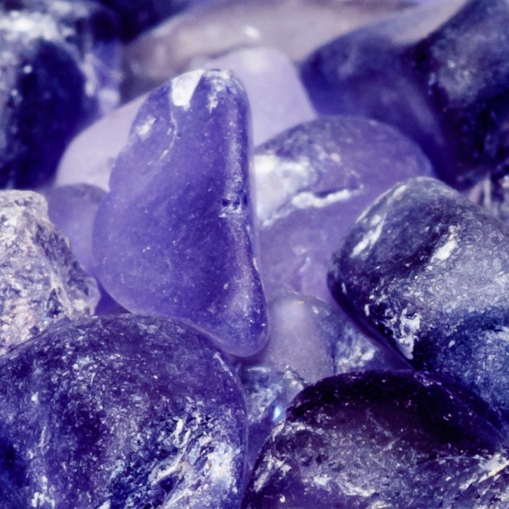 Iolit kristall | Köp kristallsmycken med Iolit sten online – Cielo Crystals